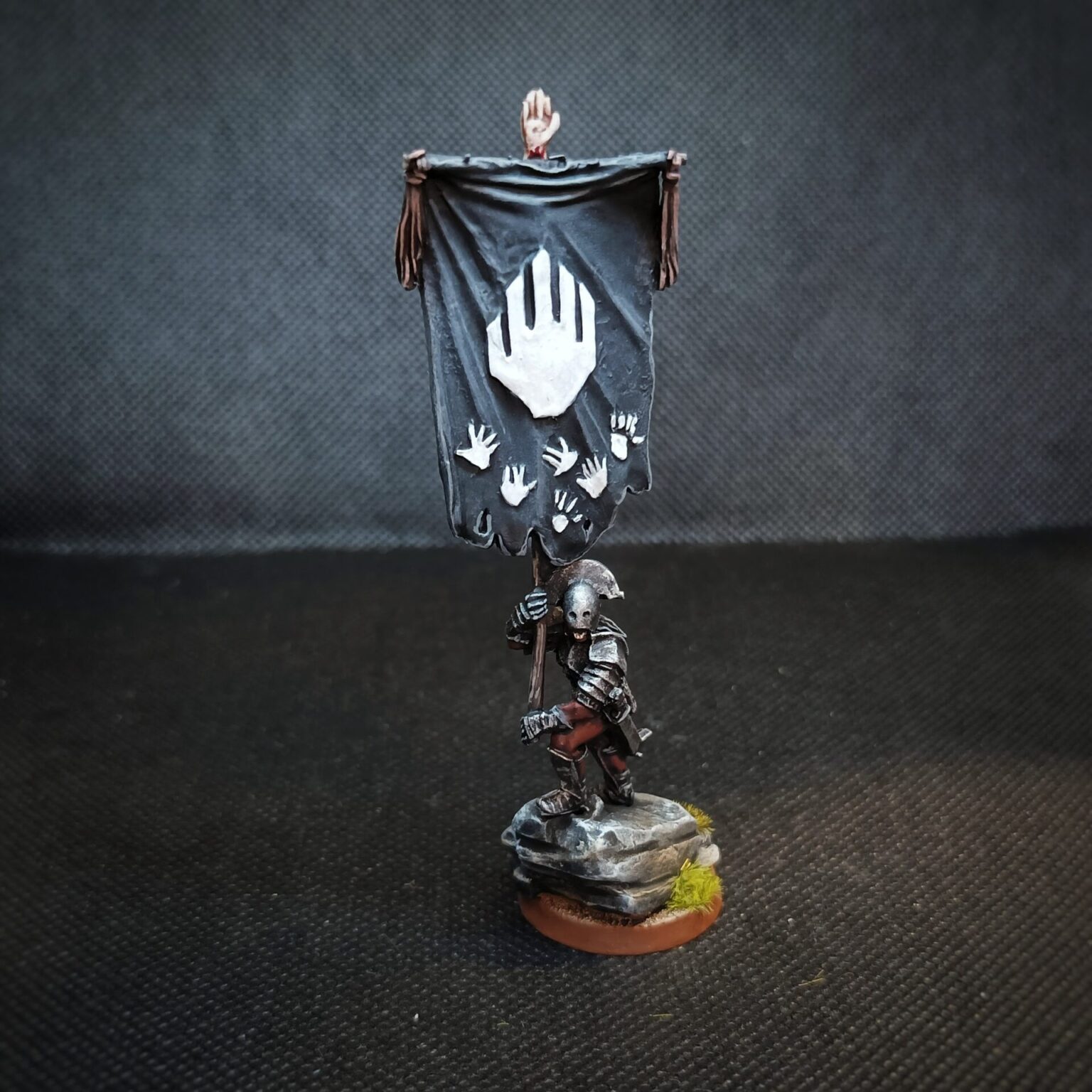 MESBG – Uruk-Hai Banner Bearers (prezentacja) - Noocnik Paints